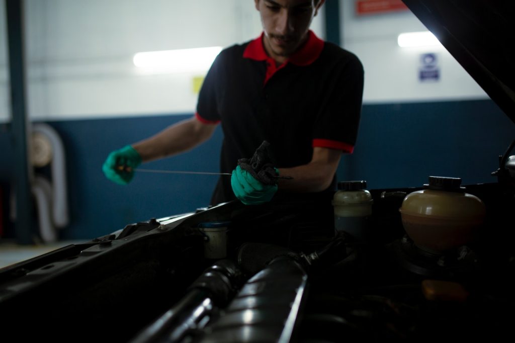 How to Check Your Car’s Oil Level | Veteran Car Donations